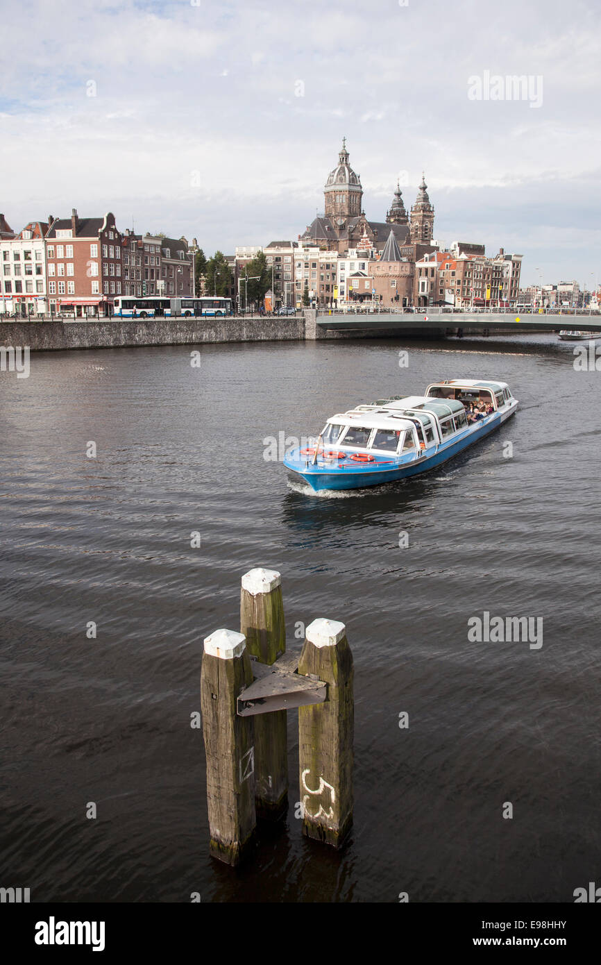oosterdok in Amsterdam with tourist boat and schreierstoren in the ...