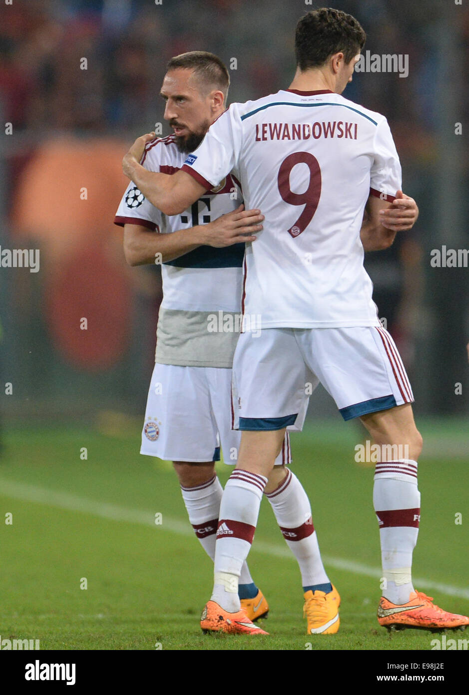 Rome, Italy. 21st Oct, 2014. Munich's Robert Lewandowski (R) is ...