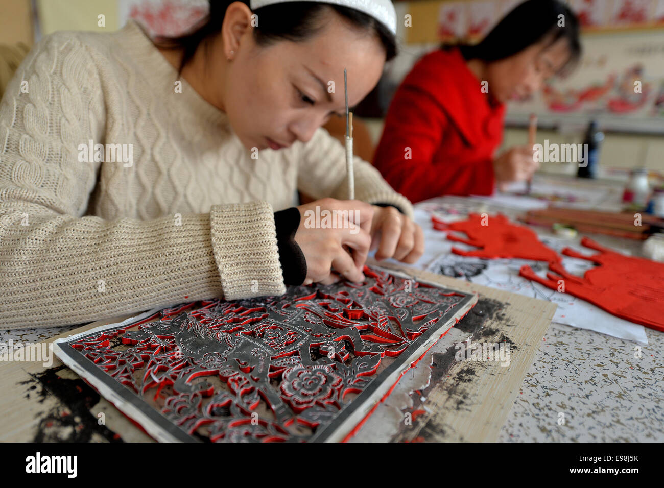Cutting news paper scissors hi-res stock photography and images - Alamy