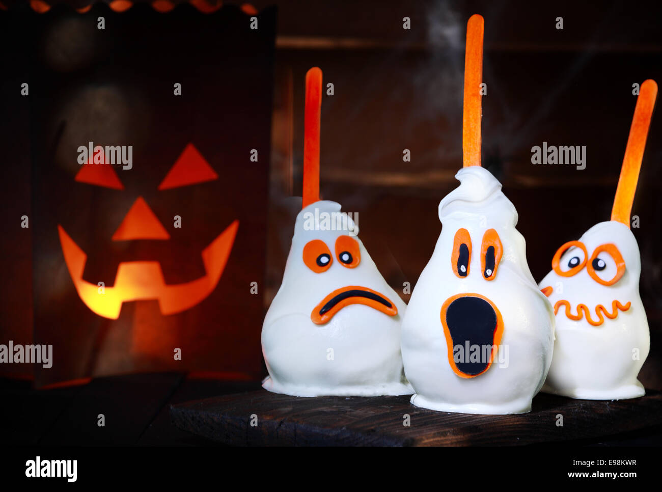 Spooky Halloween pears decorated with marzipan or white chocolate ...
