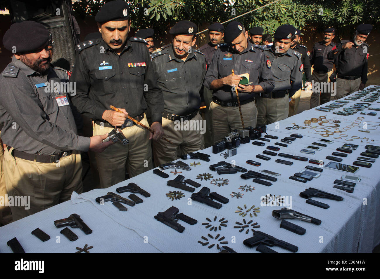 Lahore, Pakistan. 21st Oct, 2014. Pakistani CIA Police Lahore officials ...