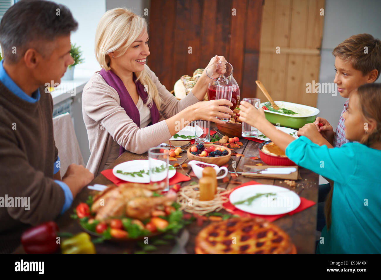 Thanksgiving dinner family hi-res stock photography and images - Alamy