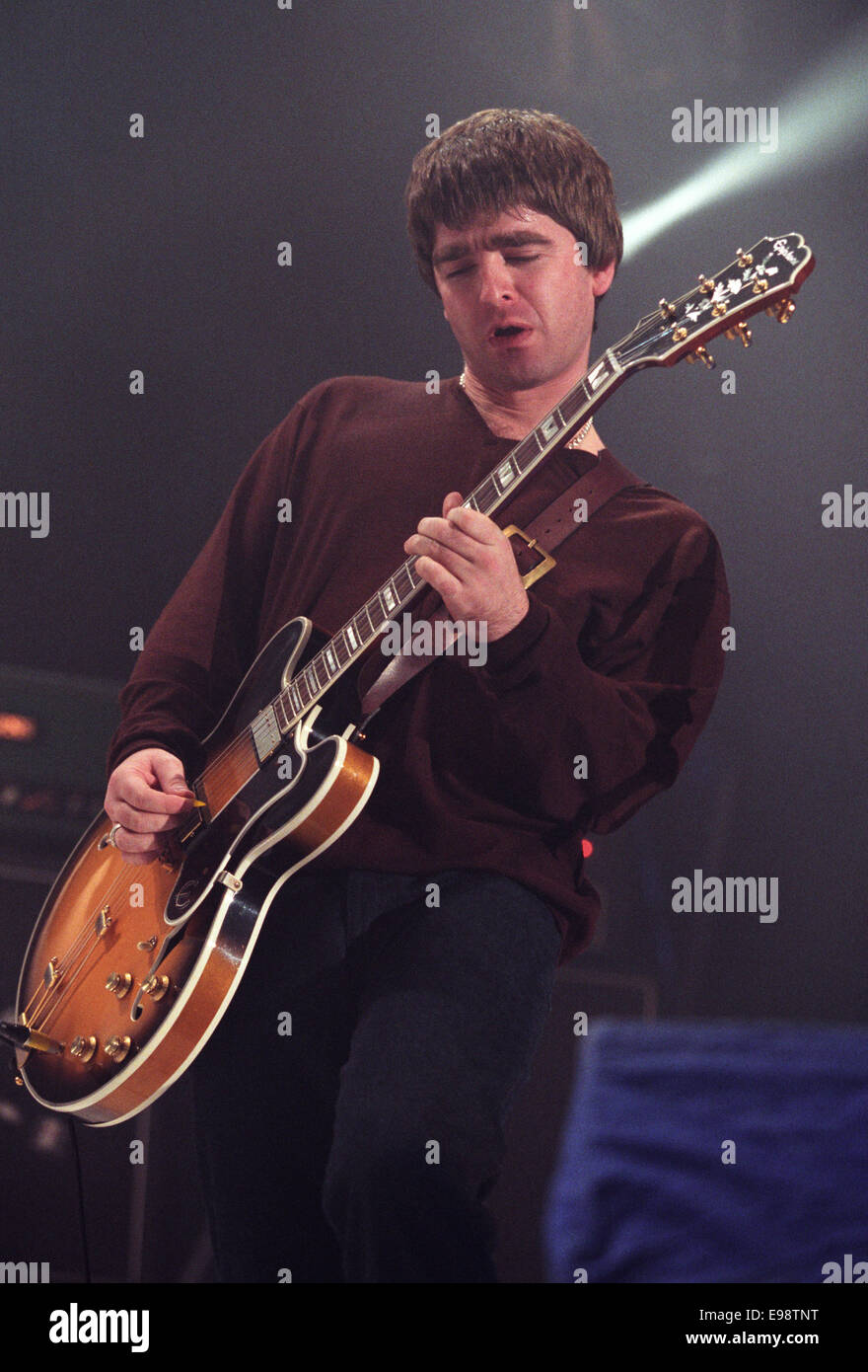 Oasis in concert in Glasgow, Scotland, in 1997 Stock Photo - Alamy