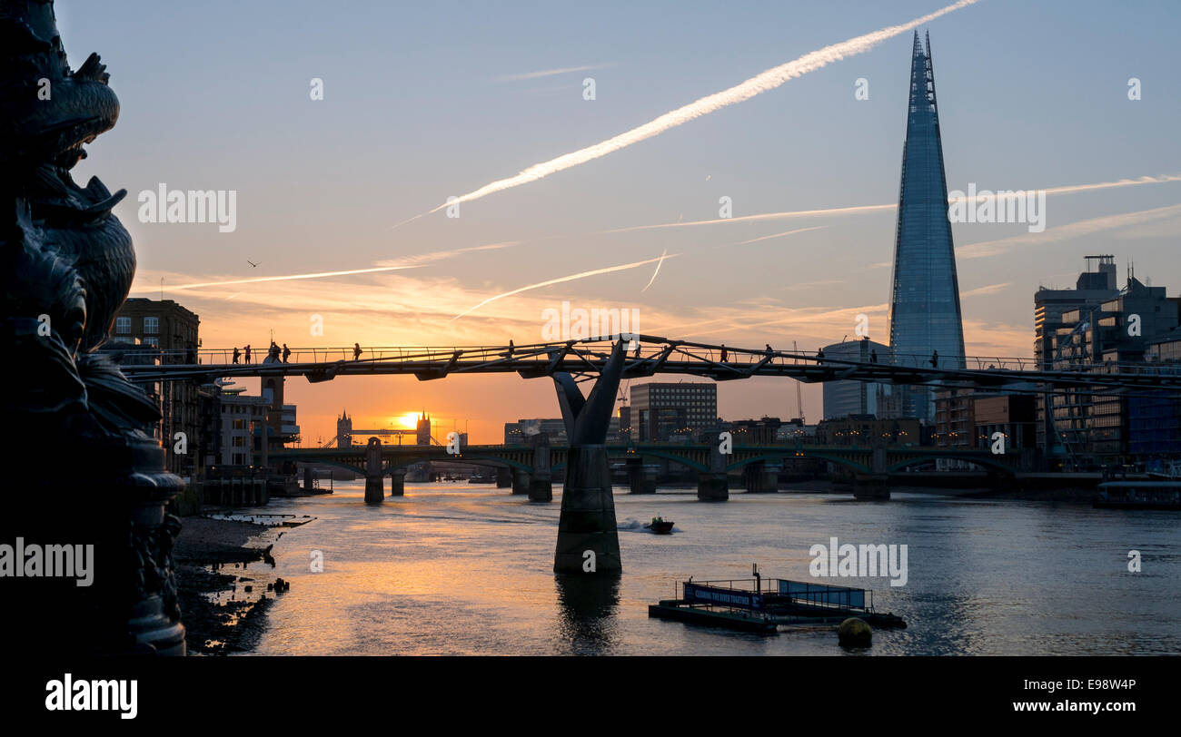 Sunrise over tower bridge hi-res stock photography and images - Alamy