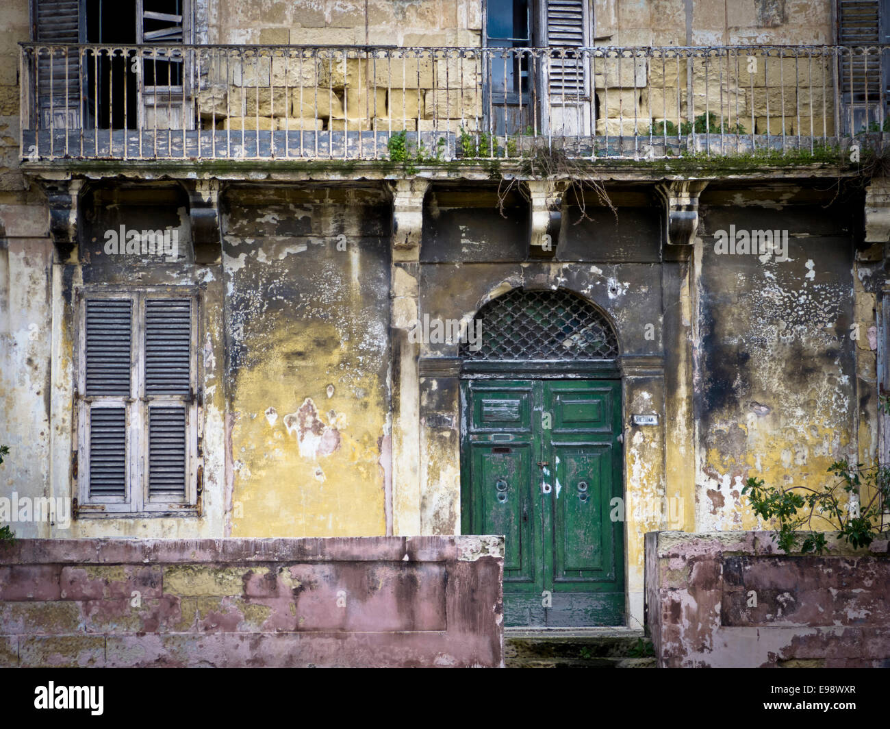 Run down property, Valletta, Malta Stock Photo - Alamy