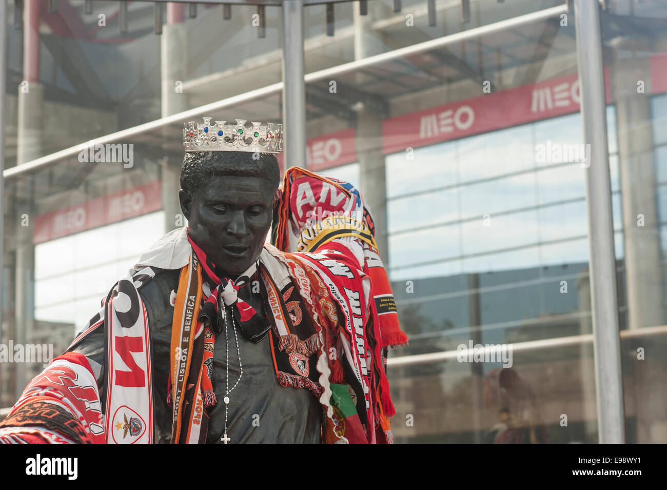 Eusebio statue estadio da luz hi-res stock photography and images - Alamy