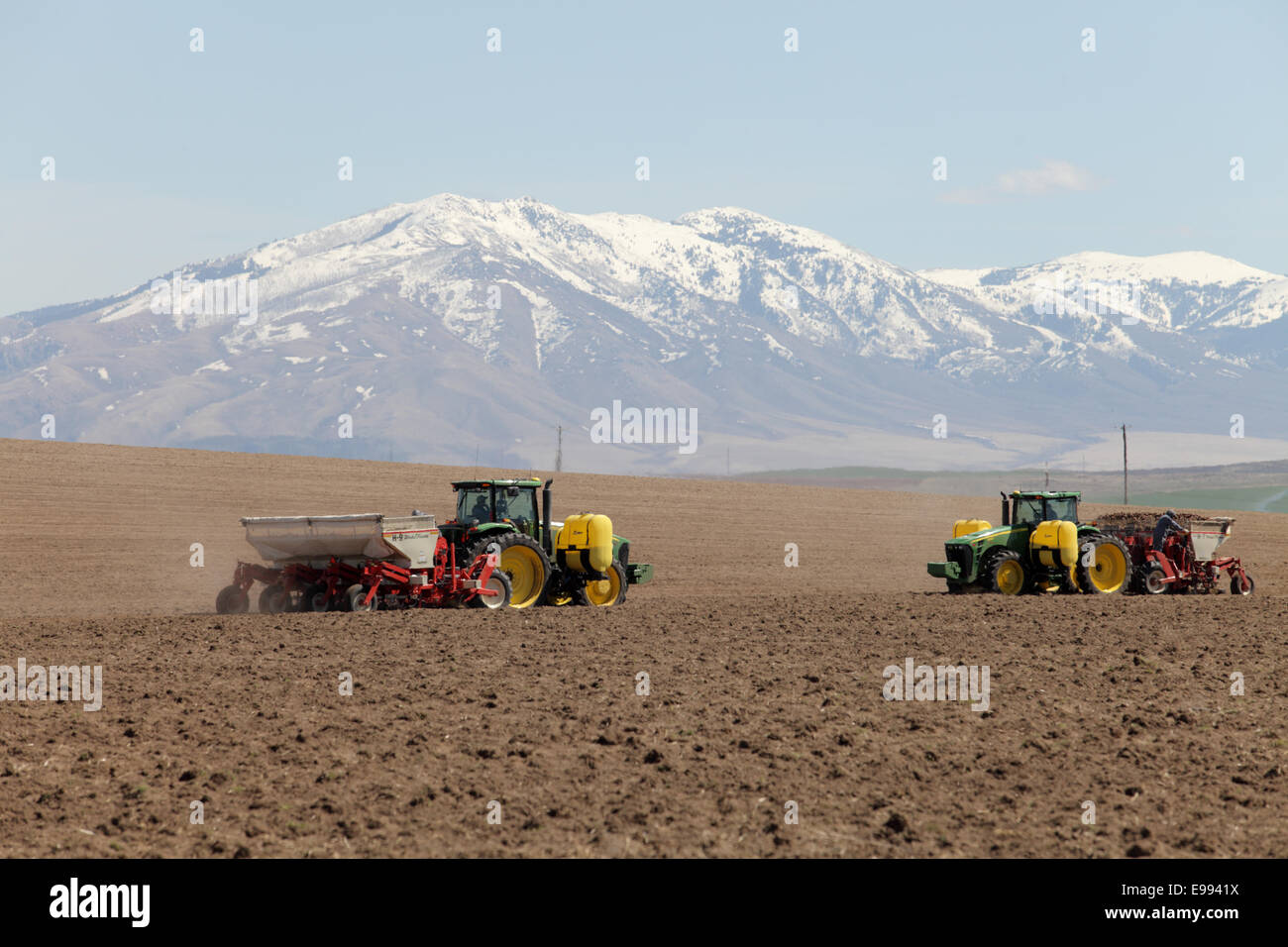 Tractor and potato planting machine hi-res stock photography and images ...