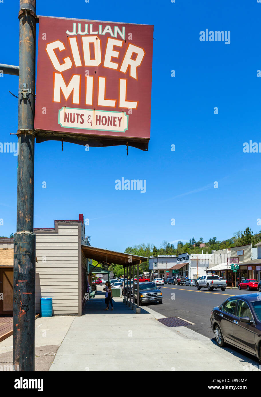 Old fashioned cider mill hi-res stock photography and images - Alamy
