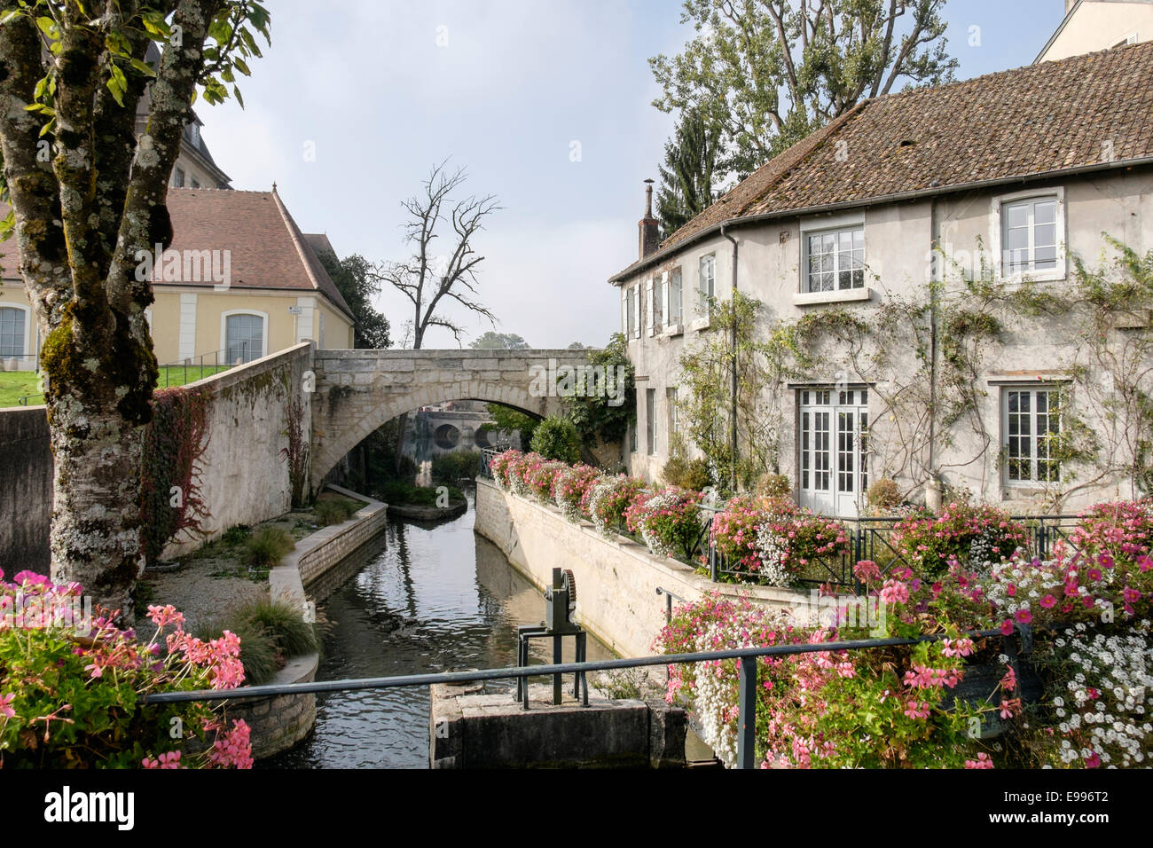 Bridge over Canal des Tanneurs lined with flowers in Dole, Jura ...
