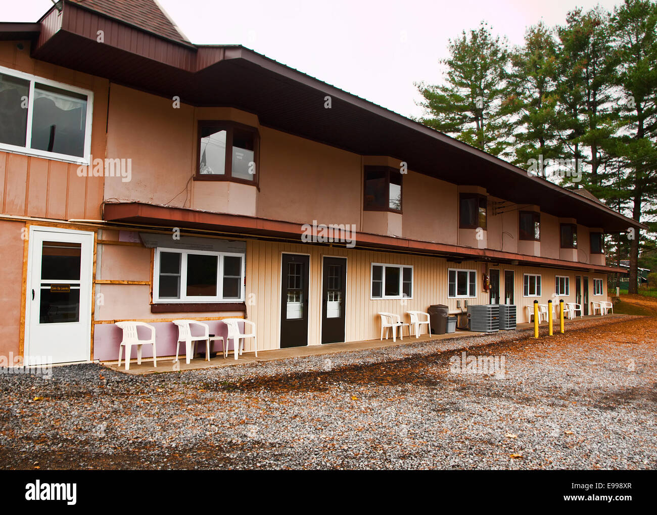 rustic inn and motel Stock Photo - Alamy