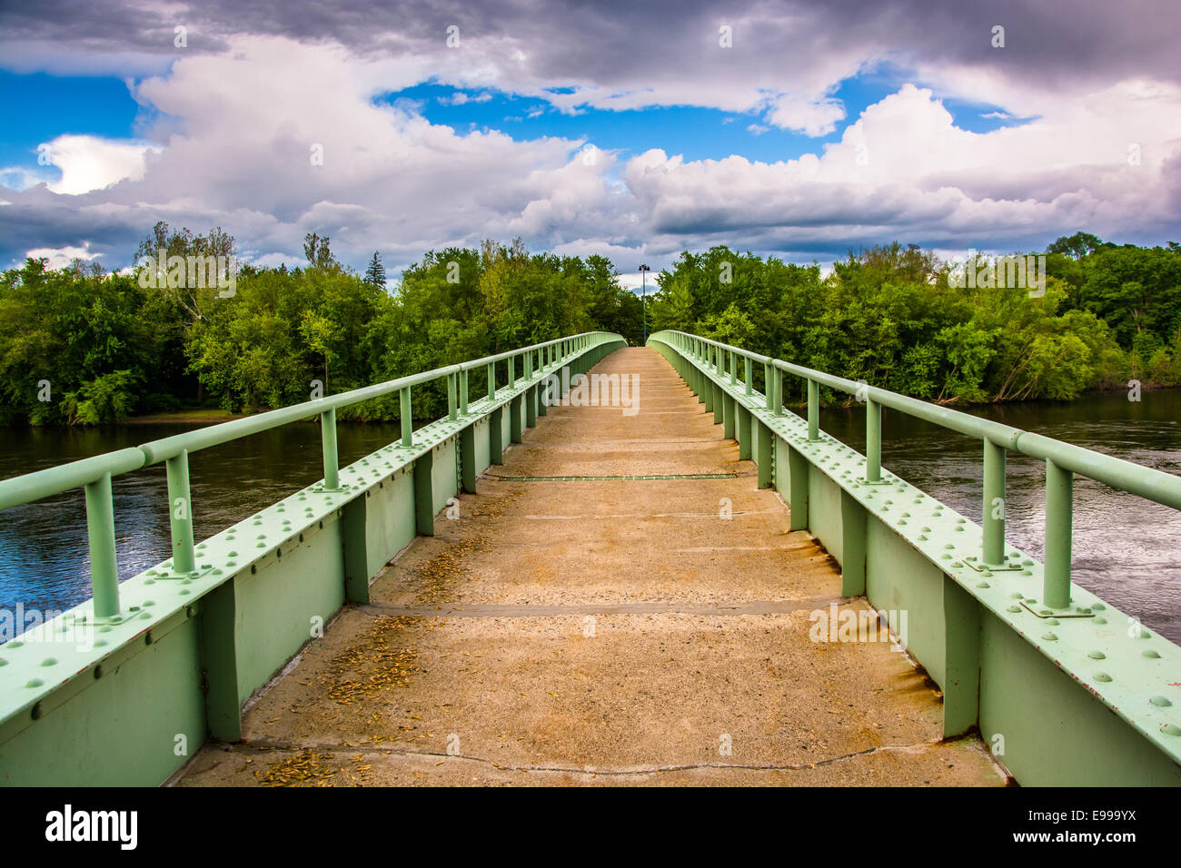 A pedestrian bridge over the Delaware River in Portland, Pennsylvania ...