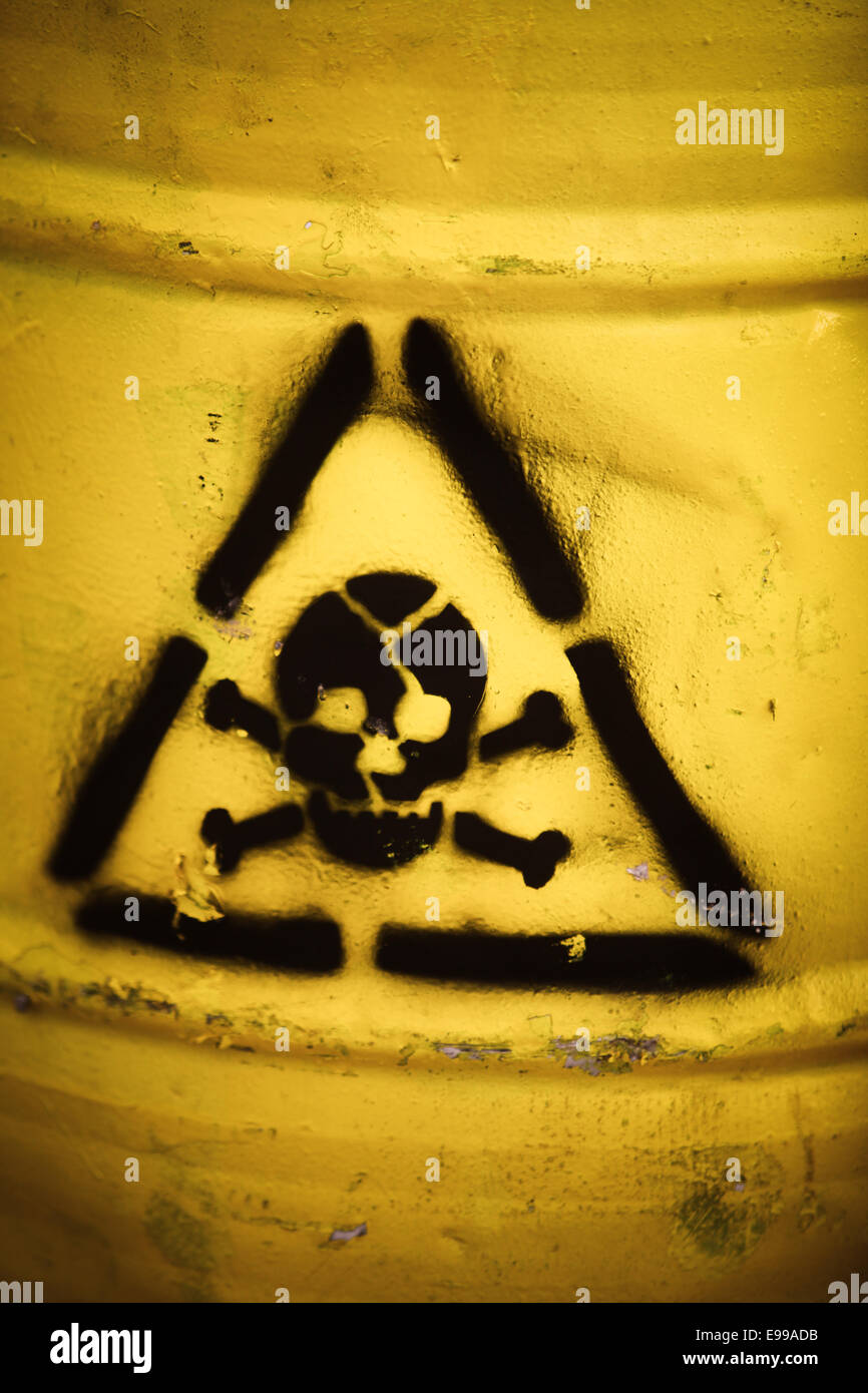 Danger toxic skull yellow sign hi-res stock photography and images - Alamy