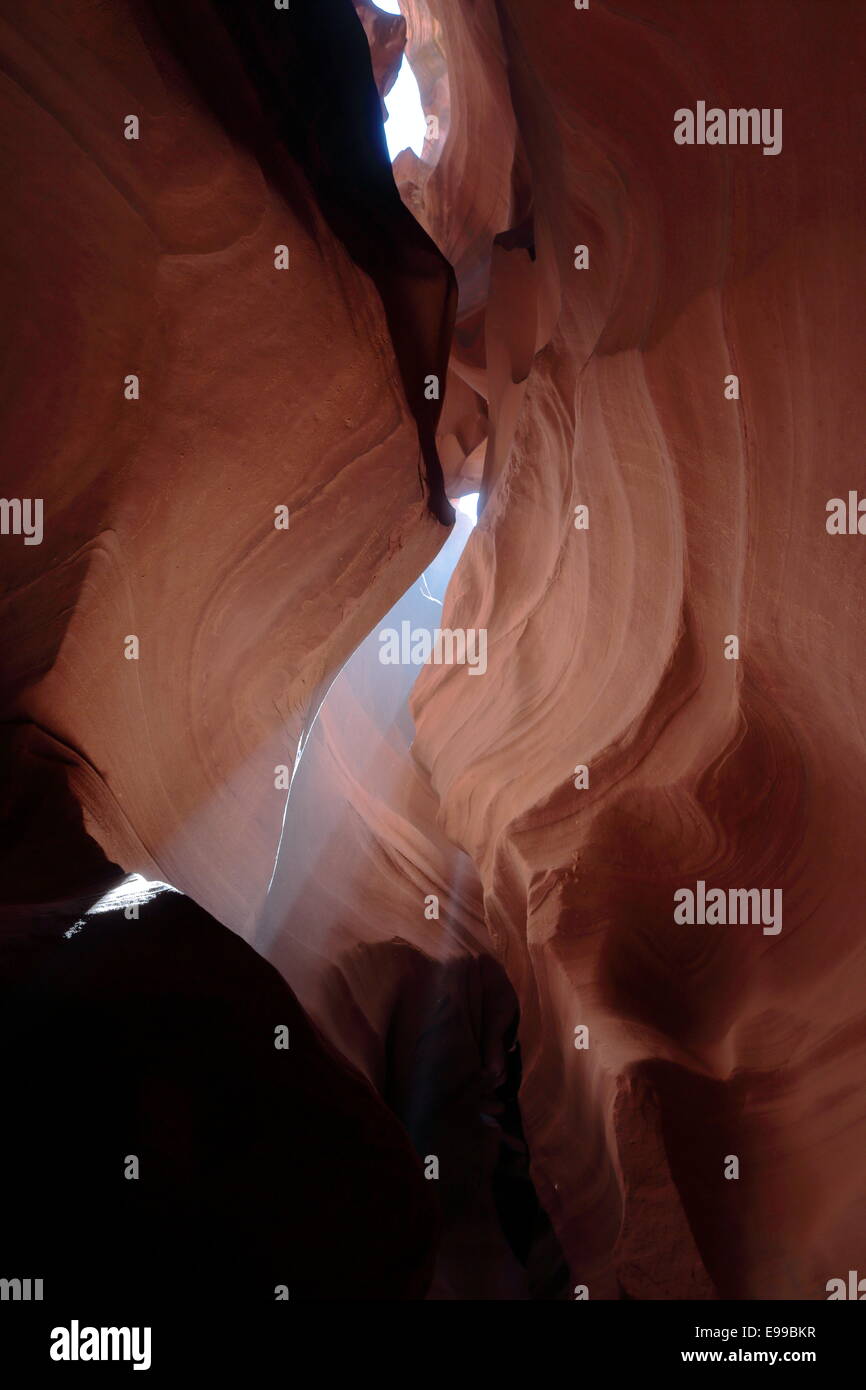 Light beam in glowing rock formations in Upper Antelope Canyon Stock ...