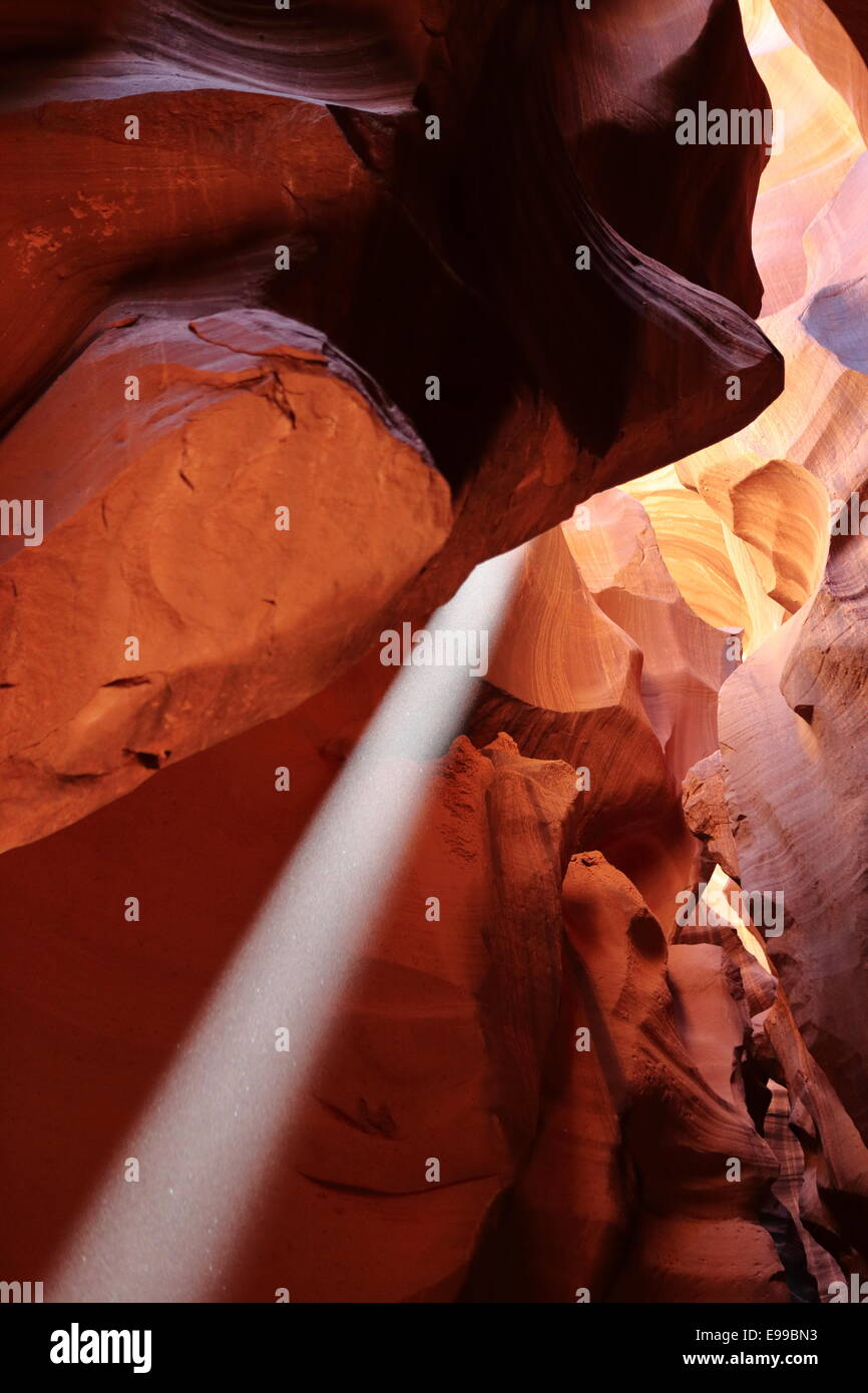 Light beam in glowing rock formations in Upper Antelope Canyon Stock ...