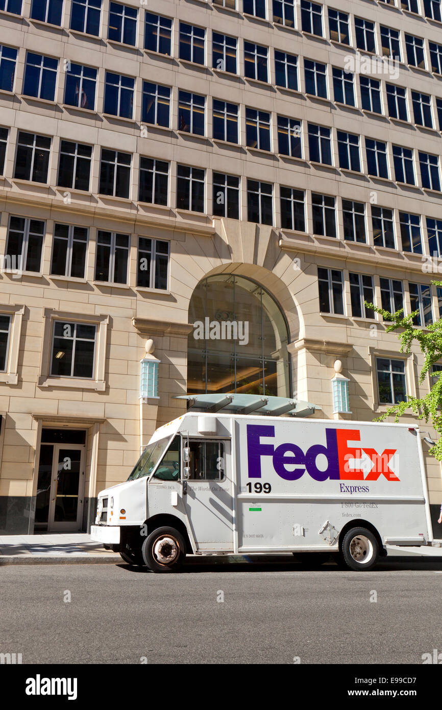 Fedex lorry hi-res stock photography and images - Alamy