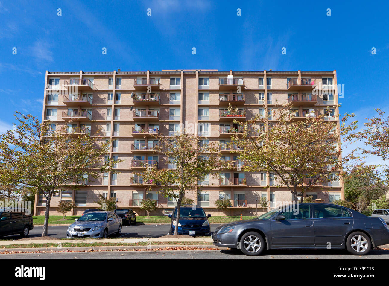 Mid rise hi-res stock photography and images - Alamy