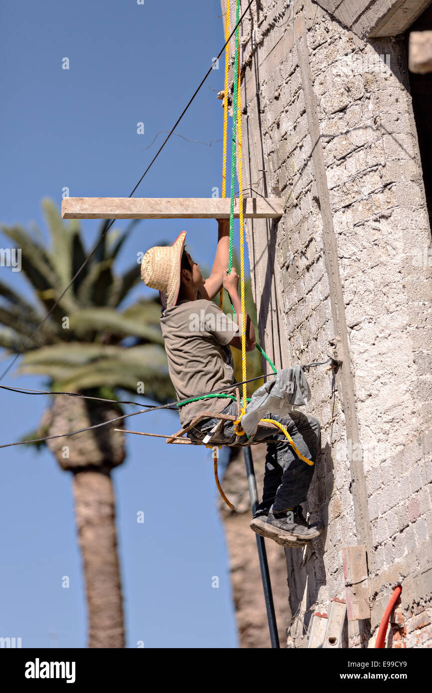 Mexico construction worker hanging ropes hi-res stock photography and ...