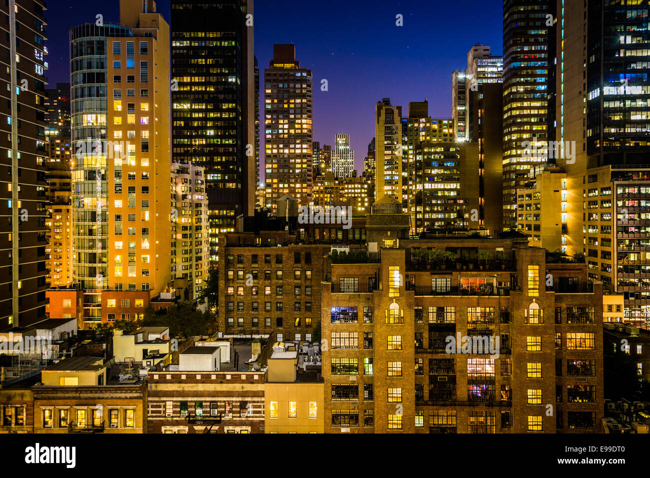 City building rooftop night hi-res stock photography and images - Alamy
