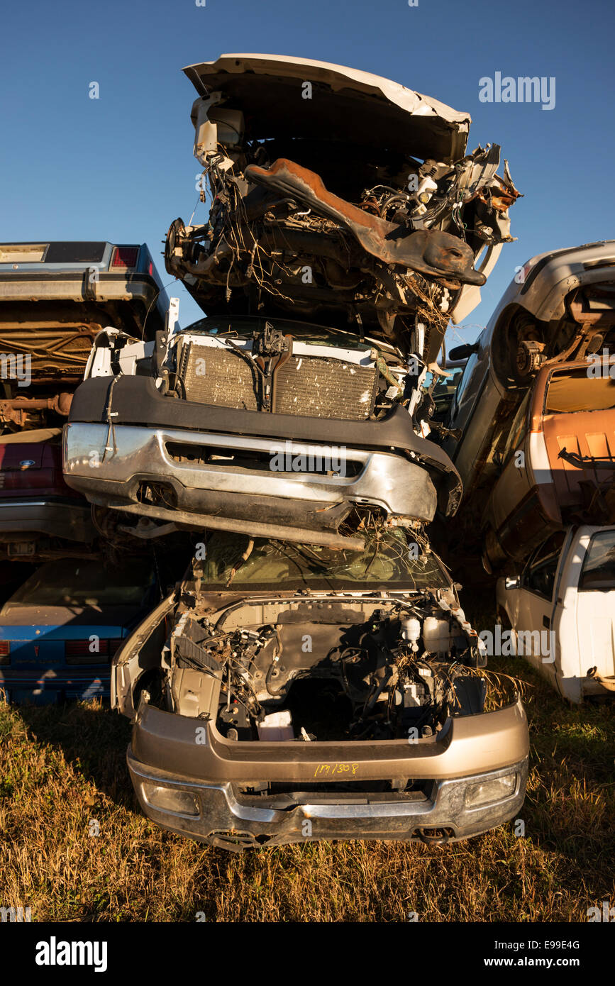 Junkyard cars hi-res stock photography and images - Alamy