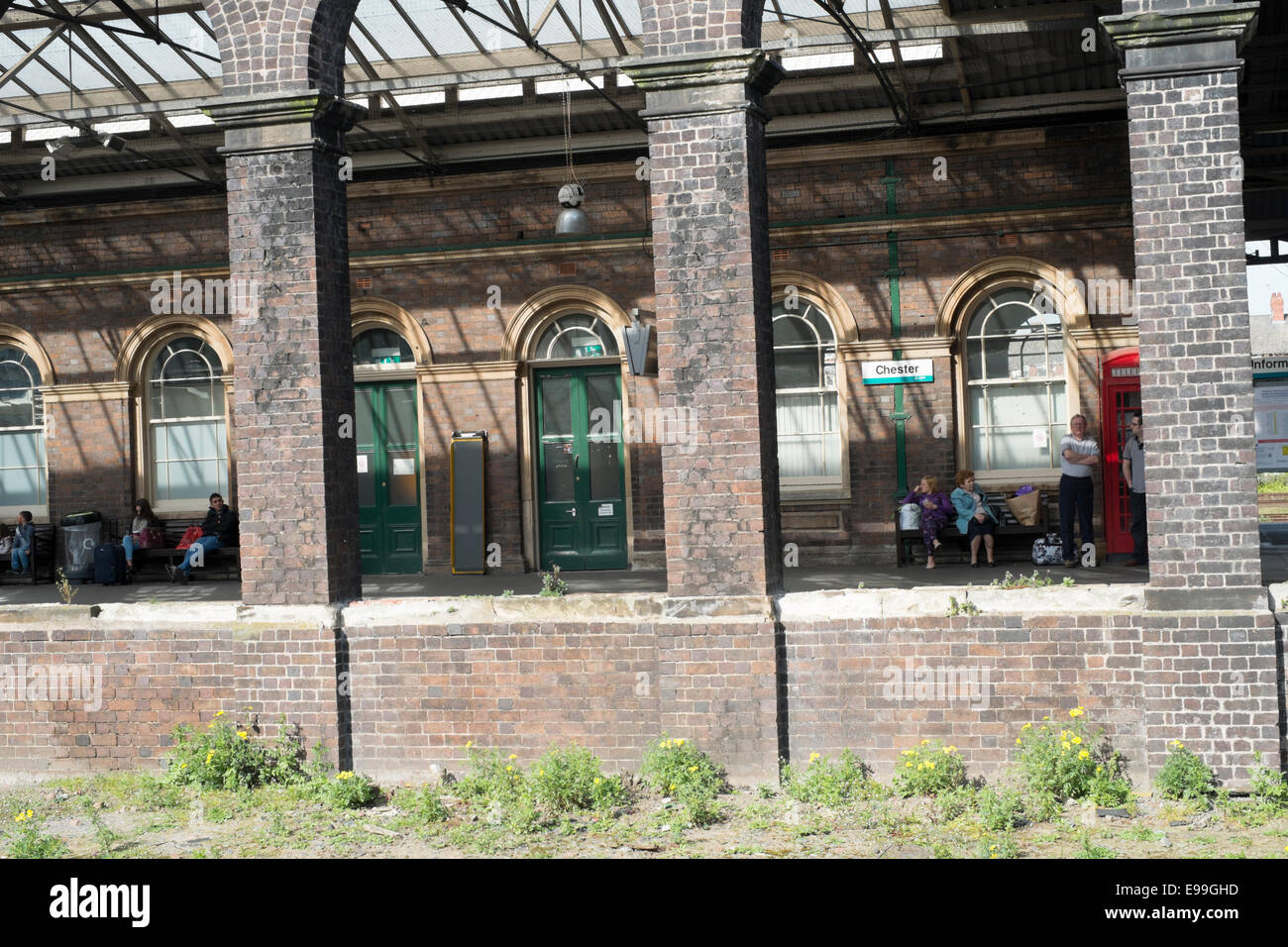 Chester railway station Stock Photo - Alamy