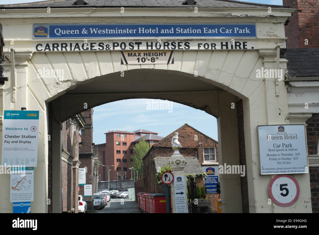 Chester train station hi-res stock photography and images - Alamy