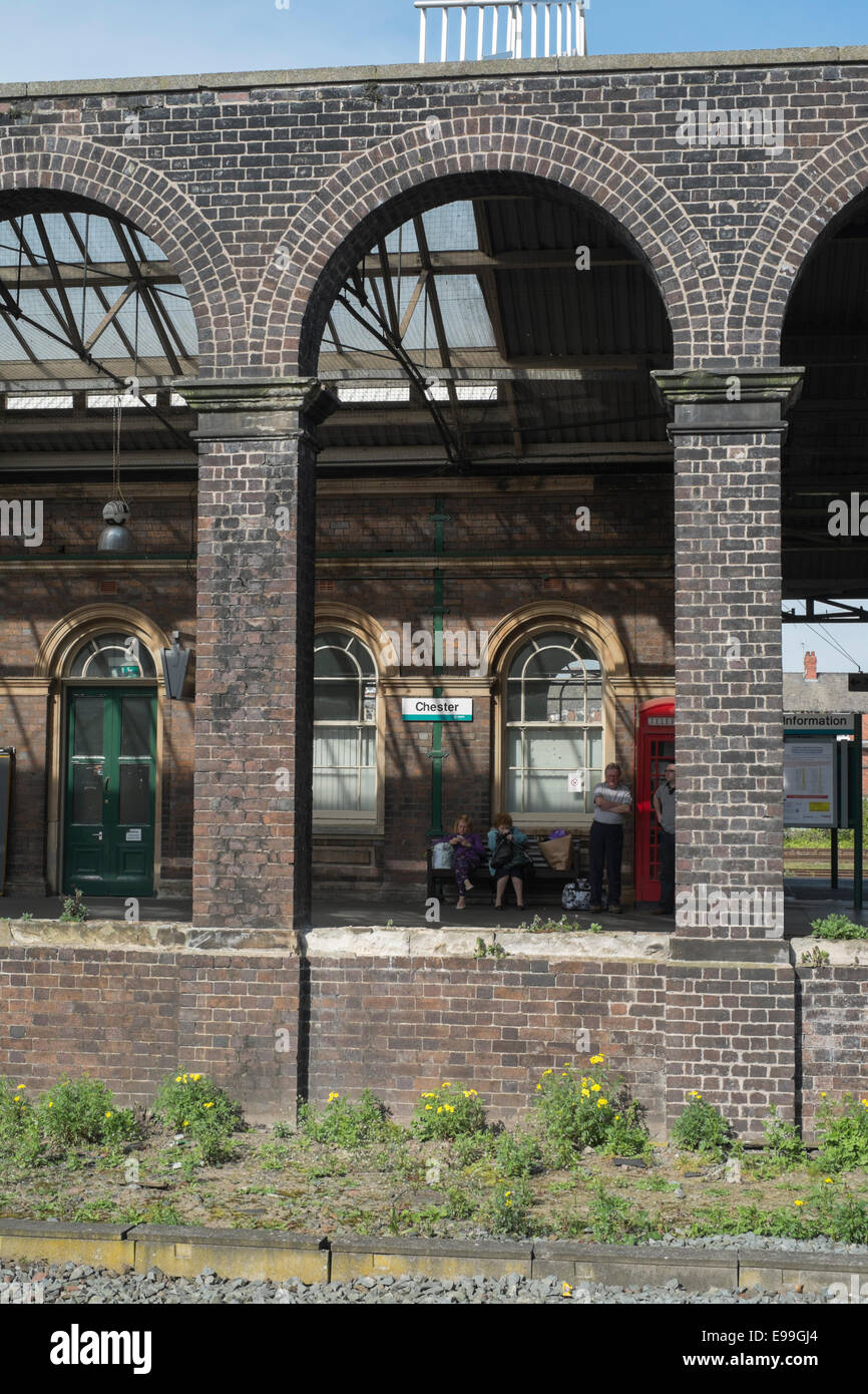 Chester train station hi-res stock photography and images - Alamy