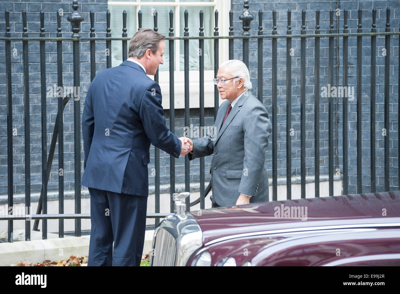 Downing Street, London, UK. 22nd October 2014. Cameron greets Singapore ...