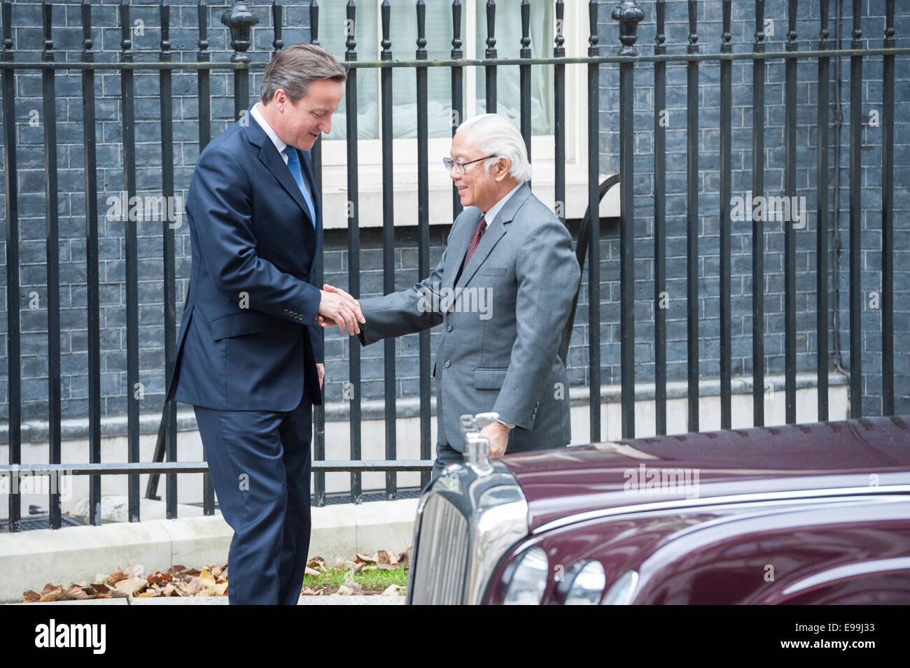 Downing Street, London, UK. 22nd October 2014. Cameron greets Singapore ...
