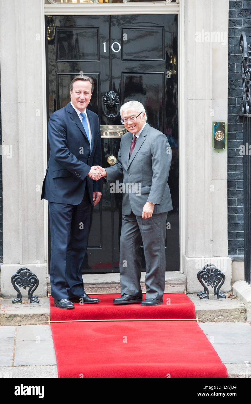 Downing Street, London, UK. 22nd October 2014. Cameron greets Singapore ...