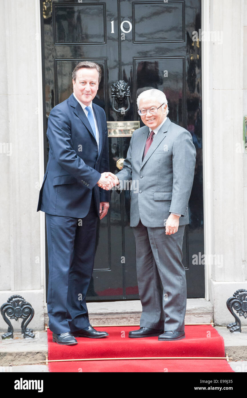 Downing Street, London, UK. 22nd October 2014. Cameron greets Singapore ...