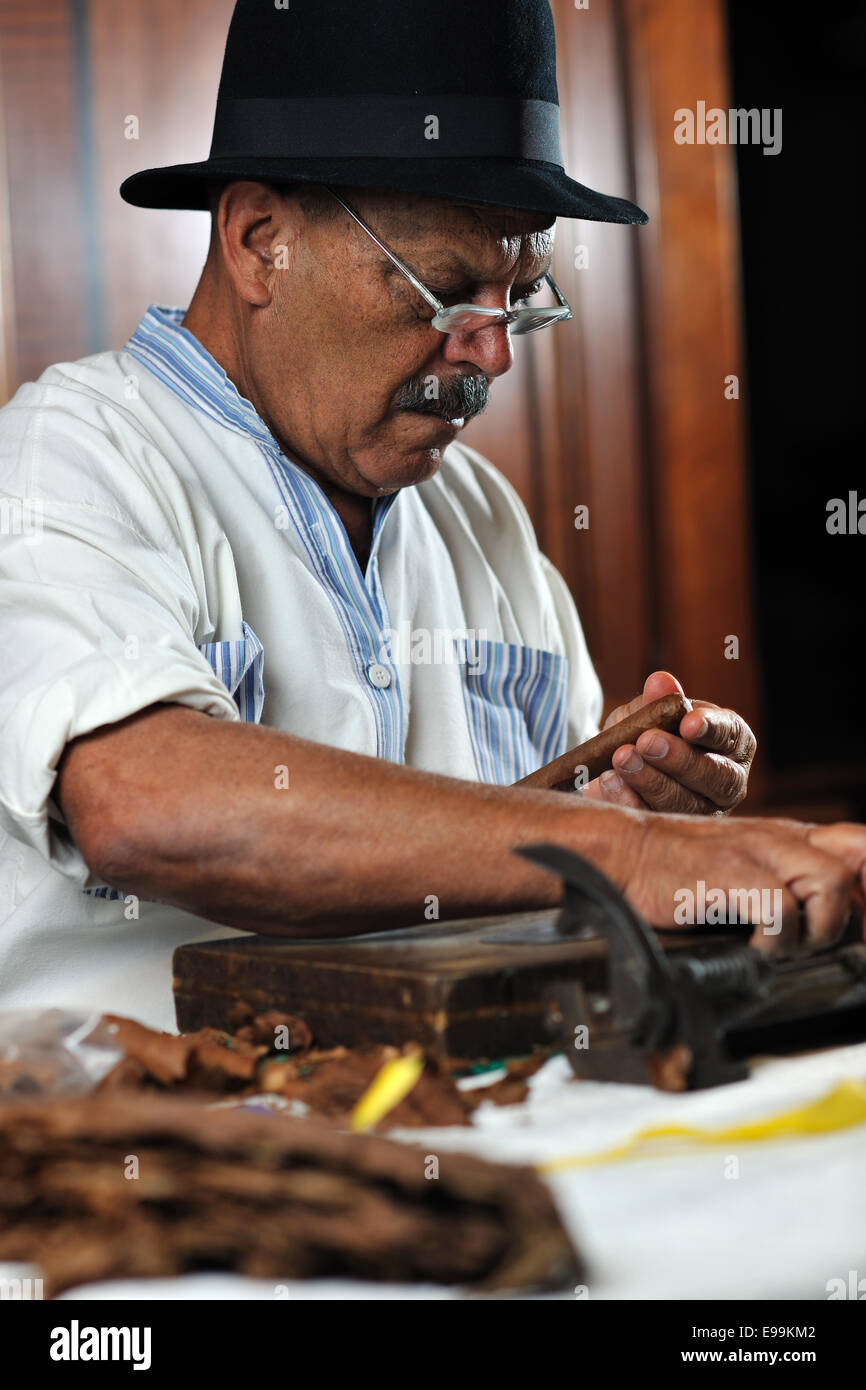 man making luxury handmade cuban cigare Stock Photo - Alamy