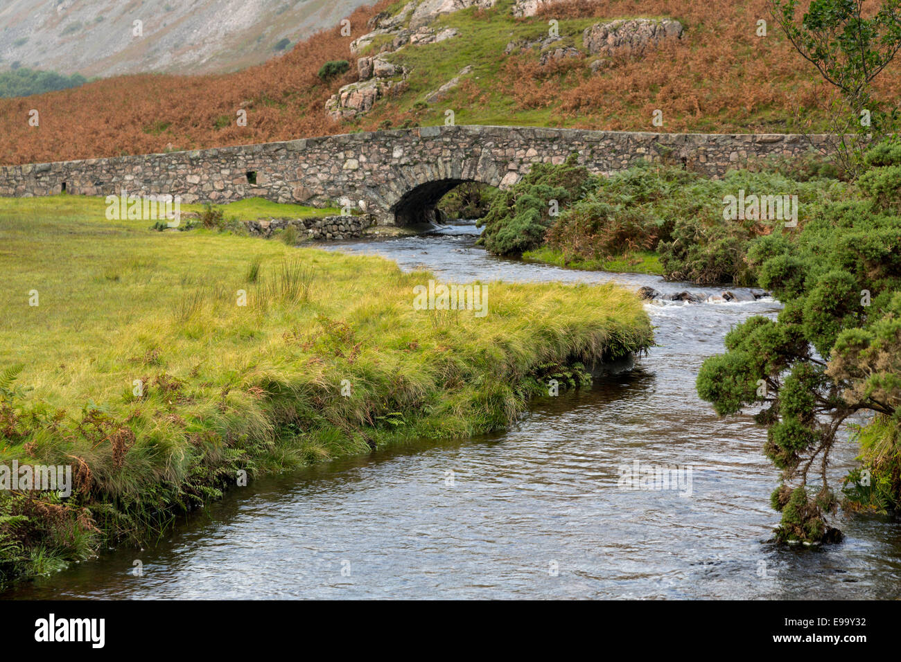 Stone bridge over river hi-res stock photography and images - Alamy