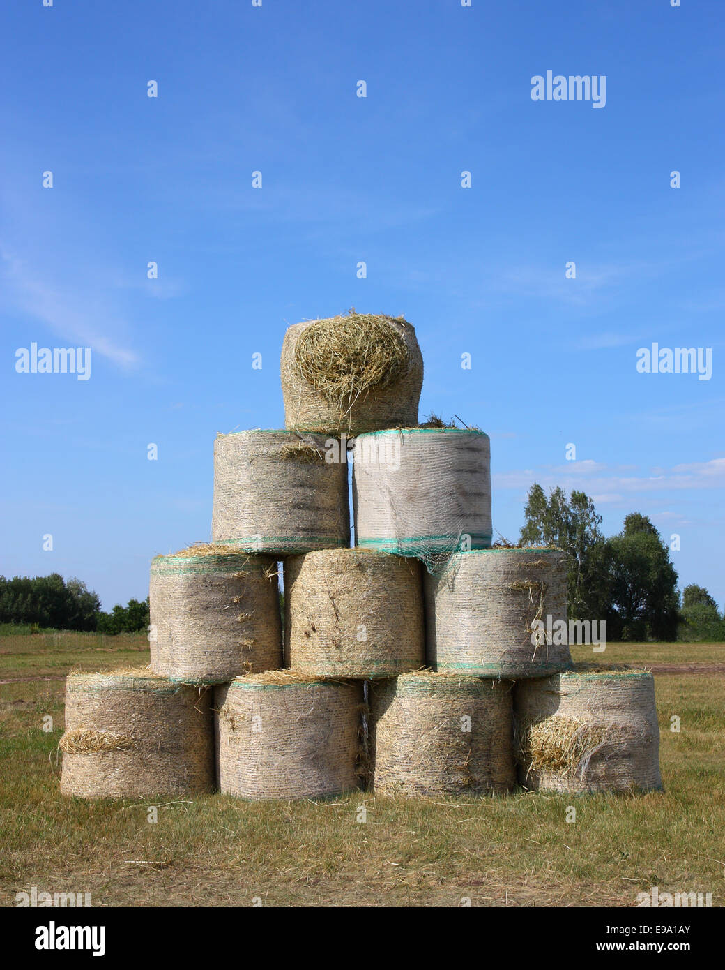 Hay bale pyramid hi-res stock photography and images - Alamy