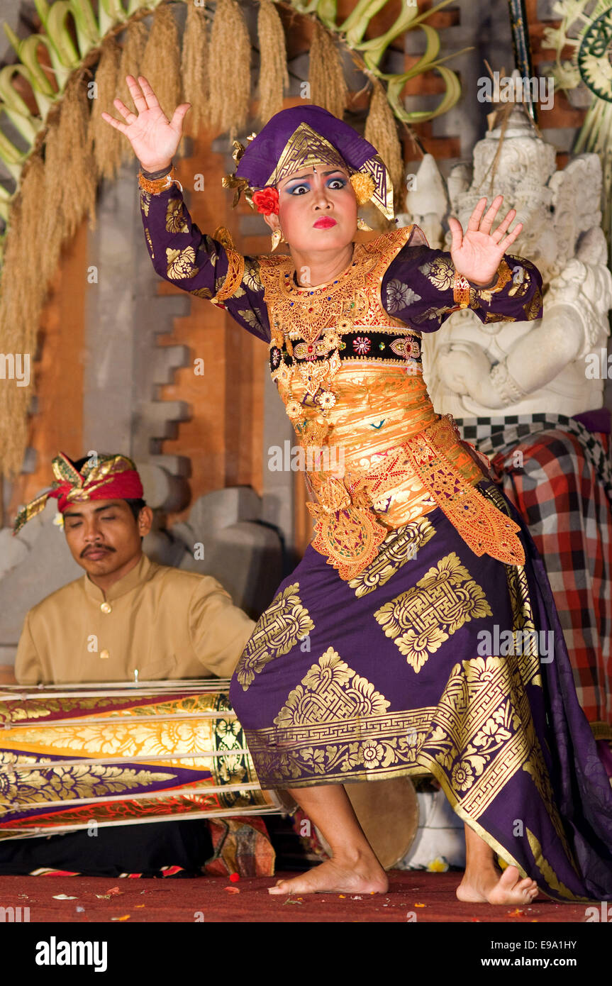 Dance called "Legong Dance" at the Palace of Ubud. Ubud-Bali ...