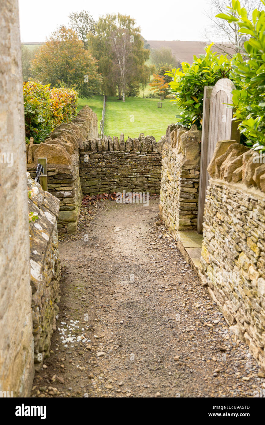 Narrow footpath between cotswold stone walls Stock Photo - Alamy