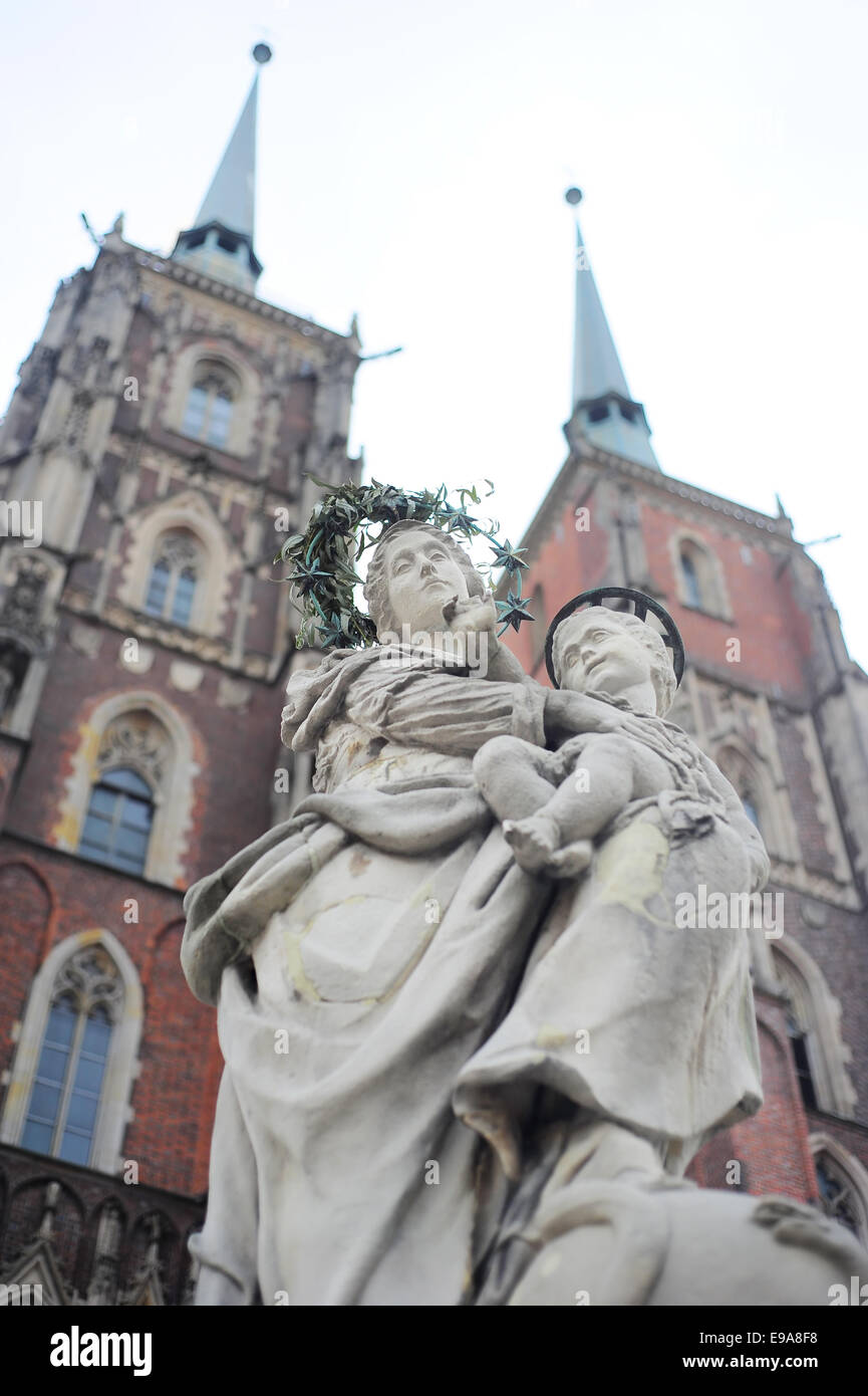 Maria Child Jesus sculpture Stock Photo - Alamy