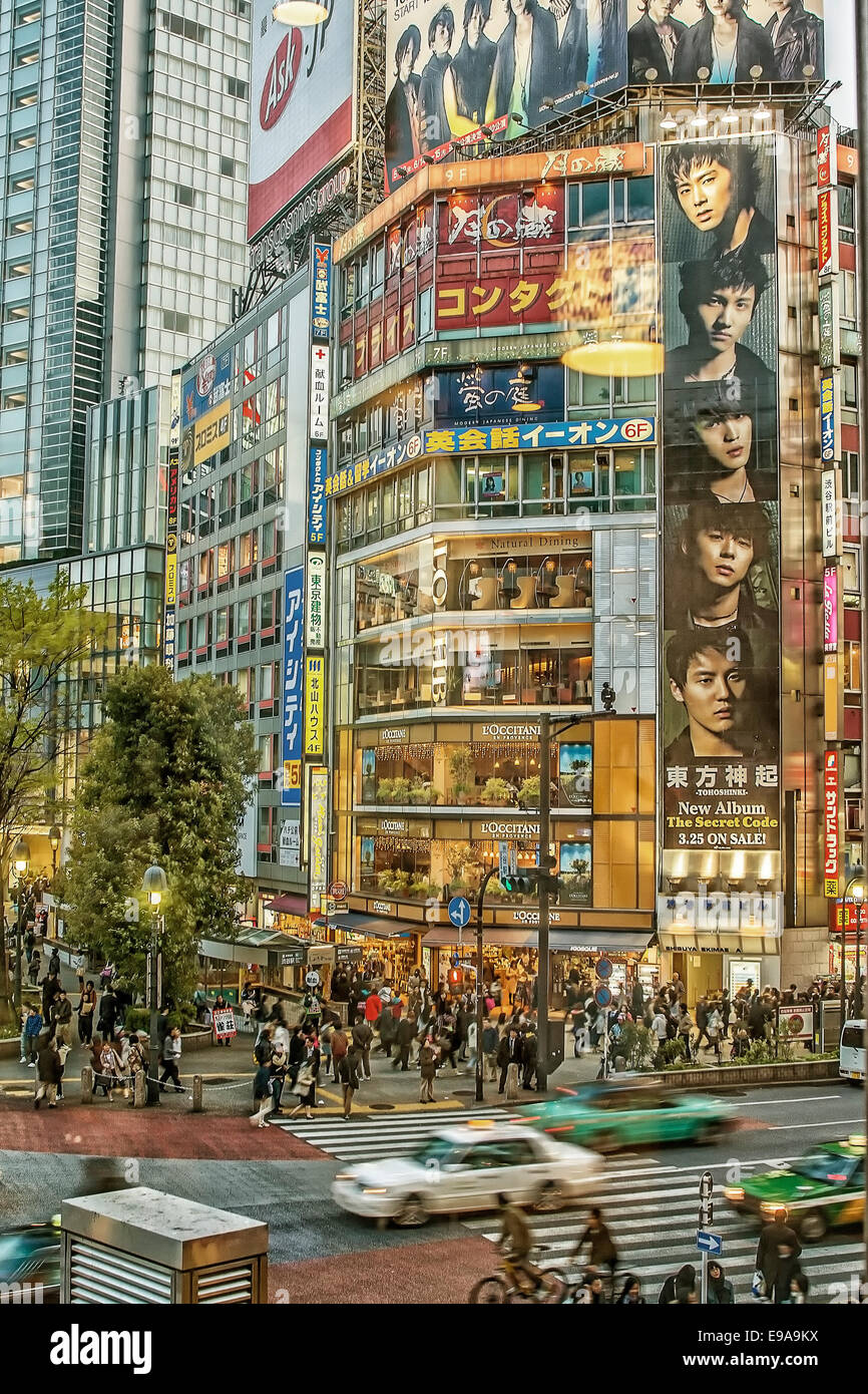 Japan tokyo shinjuku zebra crossing hi-res stock photography and images ...