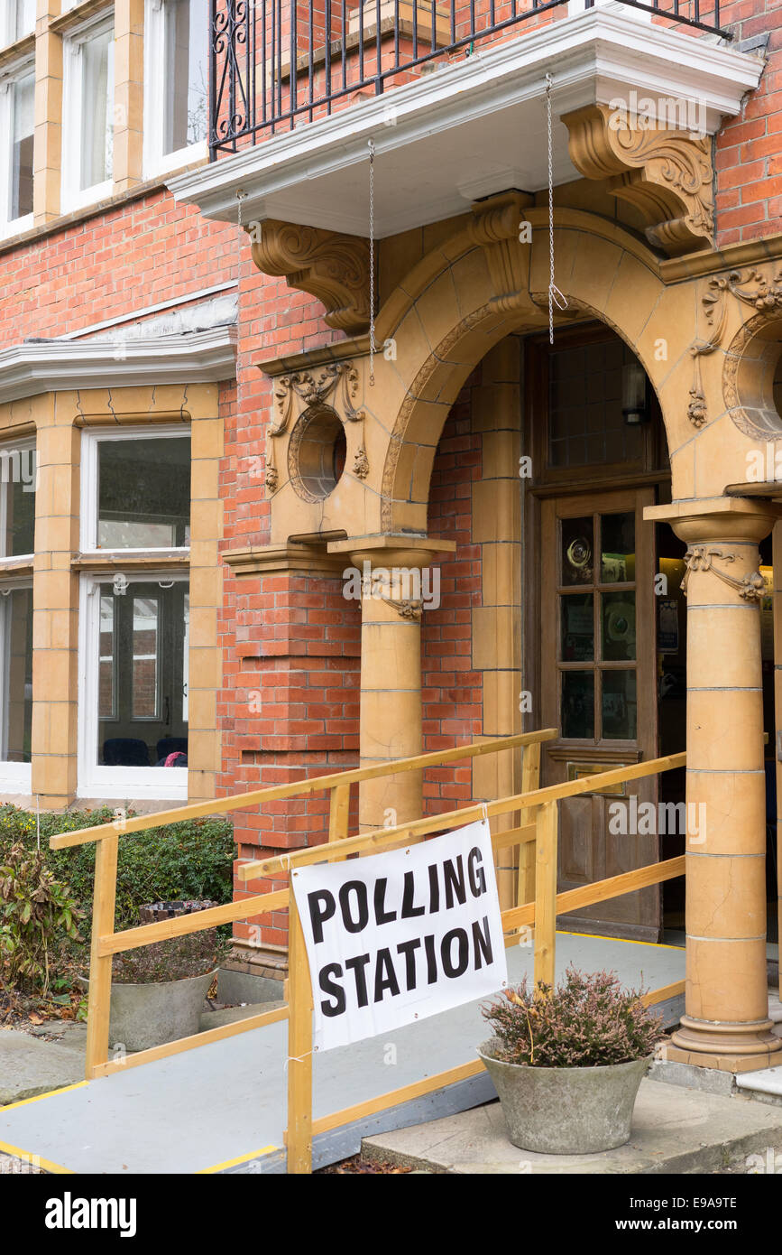 Polling station sign united kingdom hi-res stock photography and images ...