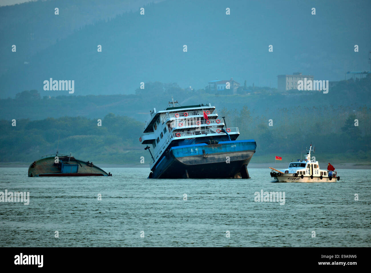A cargo ship was ruptured and overturned on Yanzhiba river in Yichuan ...