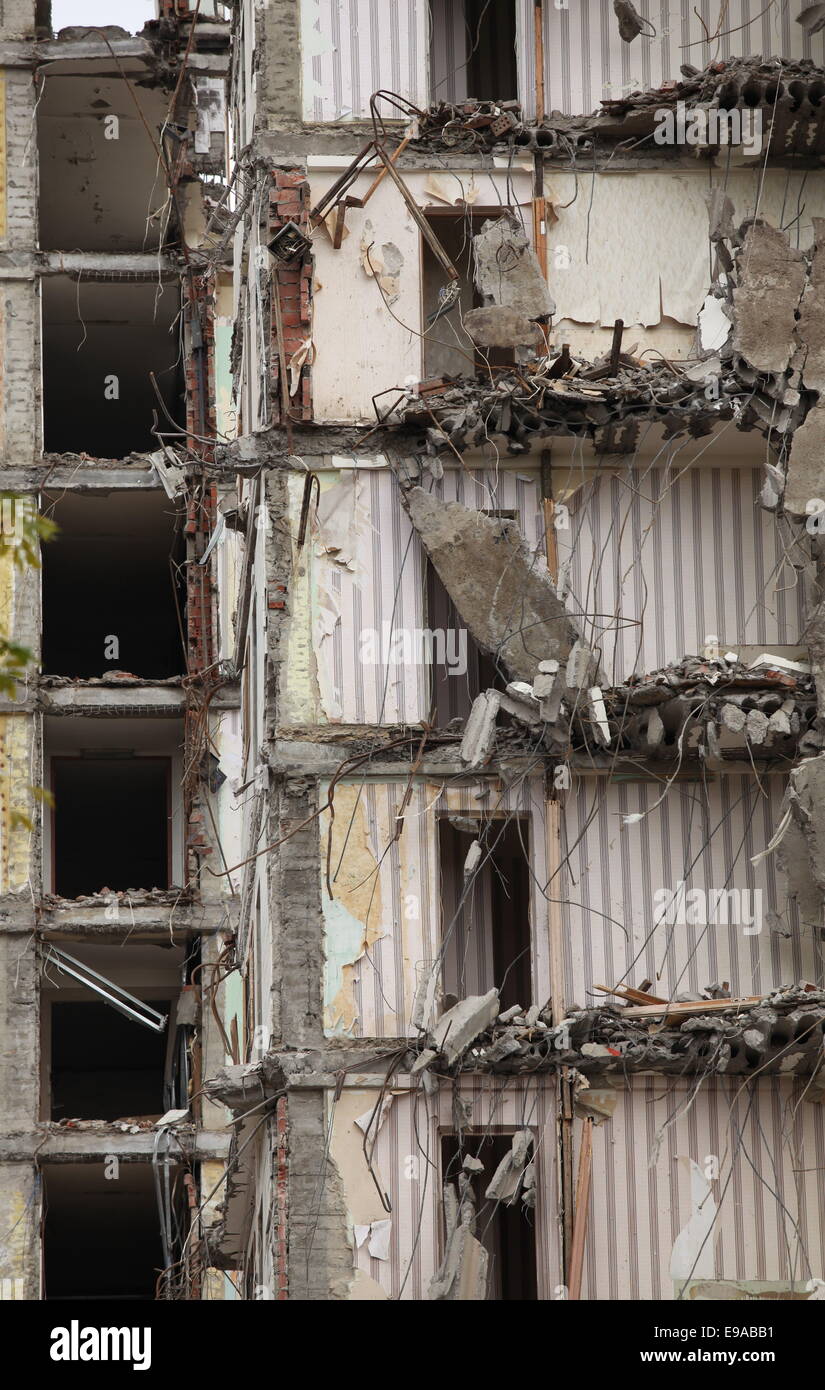 Destroyed residential building hi-res stock photography and images - Alamy