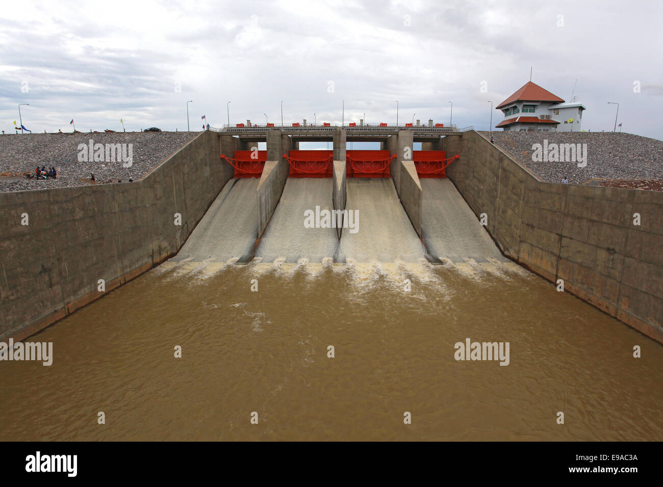 water gates dam Stock Photo - Alamy