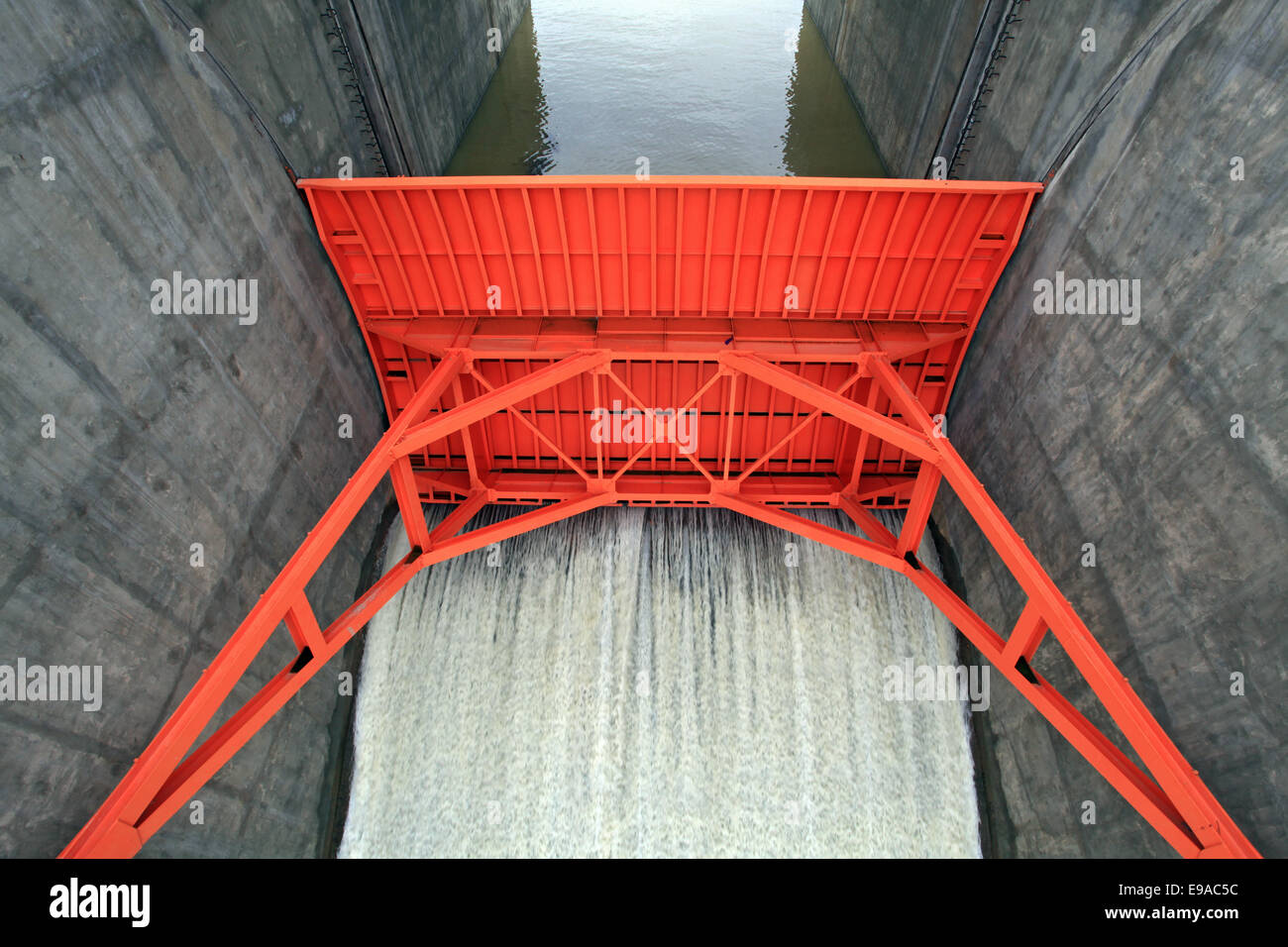 Spill gate hi-res stock photography and images - Alamy
