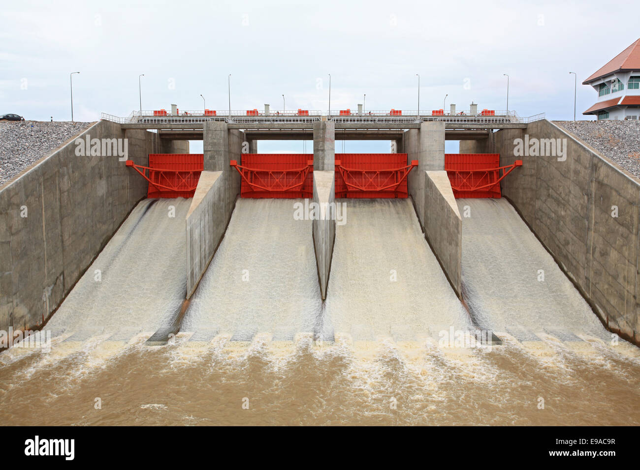 Spill gate hi-res stock photography and images - Alamy