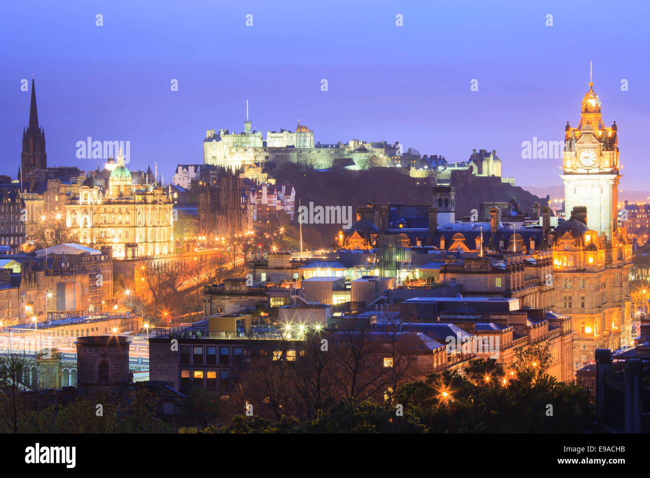 Edinburgh floodlit at dusk hi-res stock photography and images - Alamy