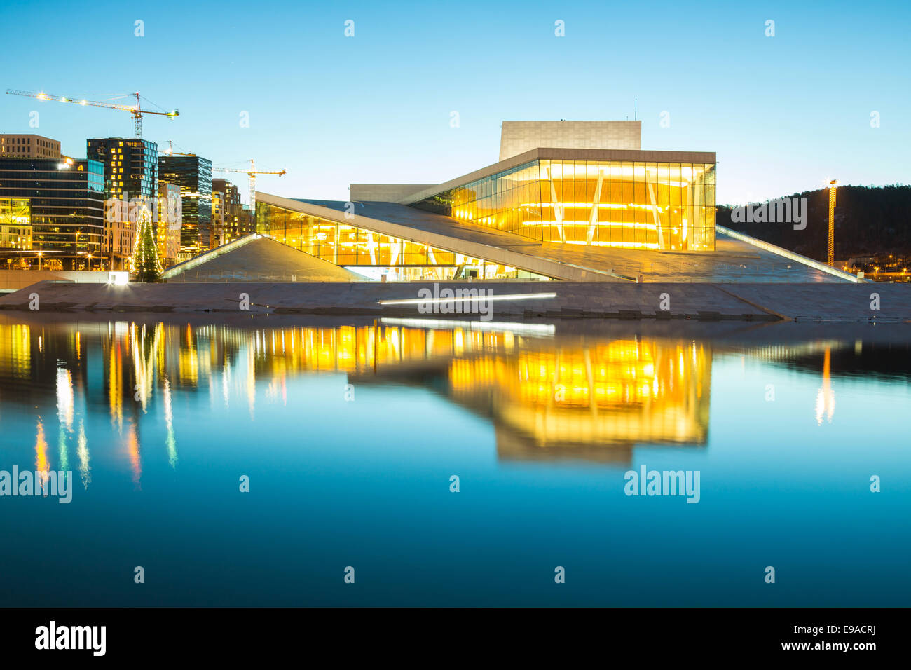 Oslo opera house snow hi-res stock photography and images - Alamy