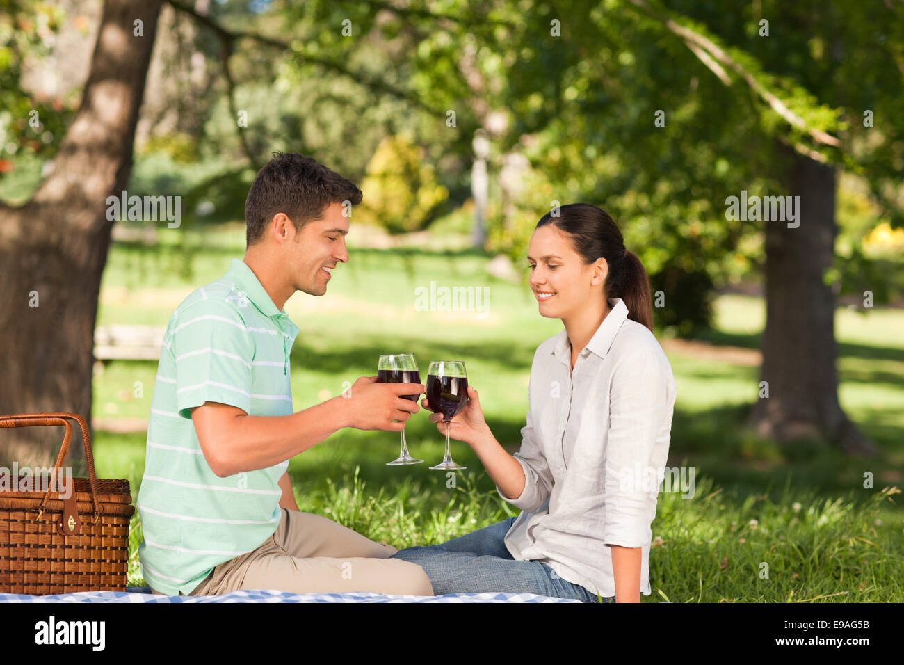 Lovely family picnicking in the park hi-res stock photography and ...