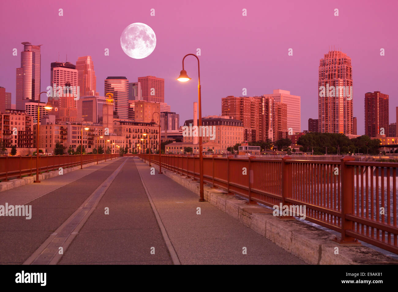 STONE ARCH BRIDGE MISSISSIPPI RIVER MINNEAPOLIS MINNESOTA USA Stock ...