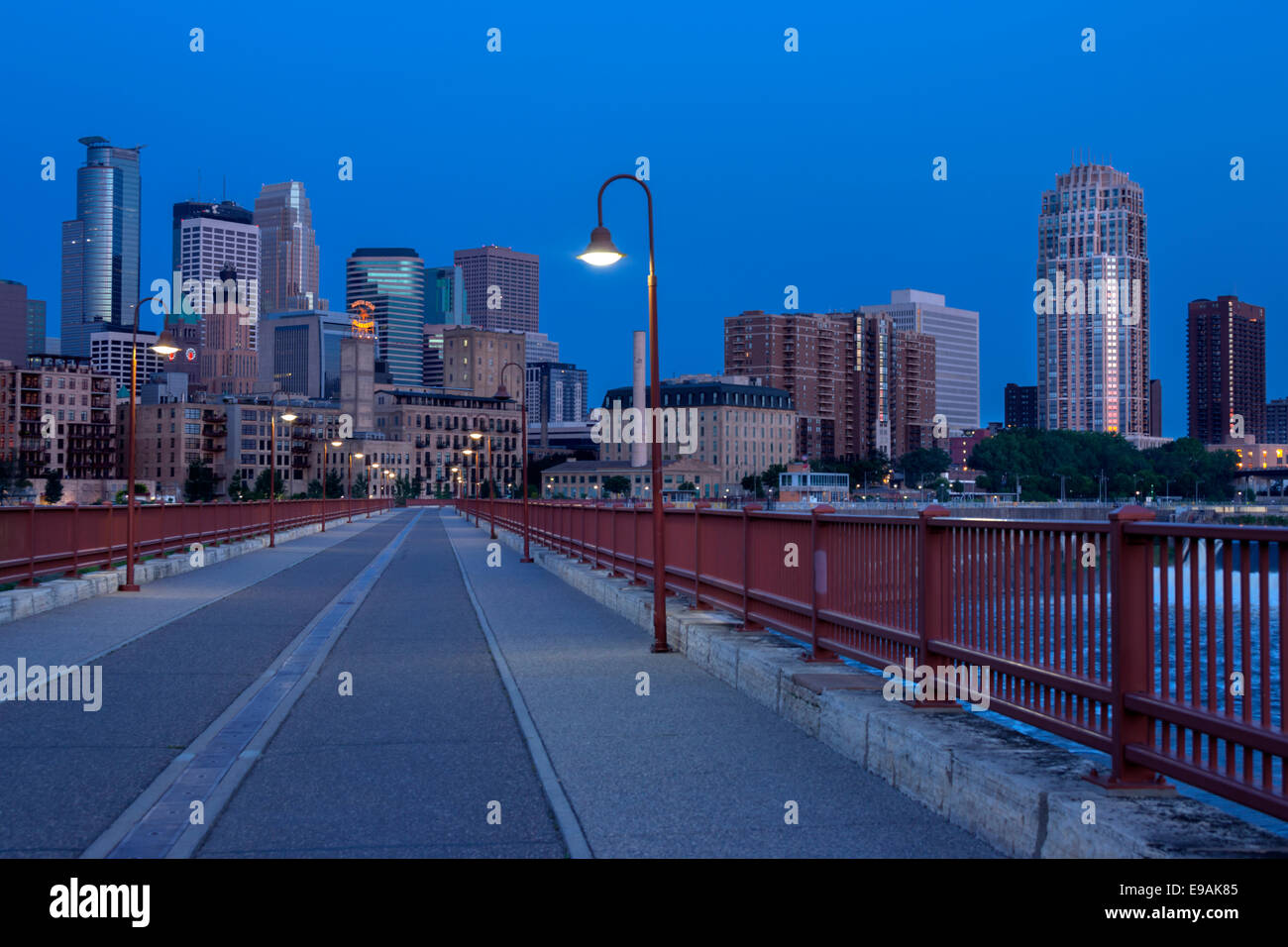 STONE ARCH BRIDGE MISSISSIPPI RIVER MINNEAPOLIS MINNESOTA USA Stock ...