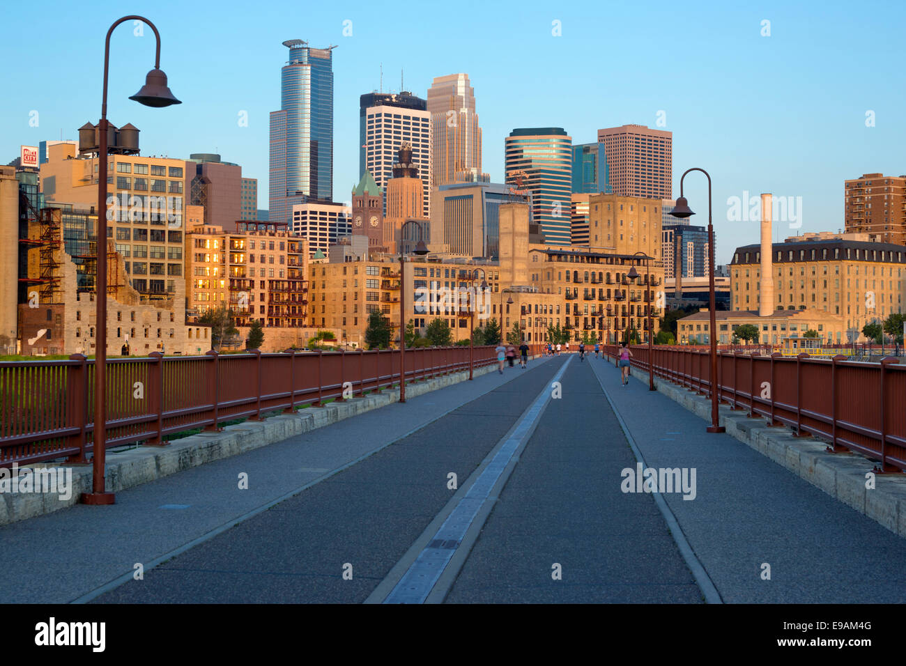 STONE ARCH BRIDGE MISSISSIPPI RIVER MINNEAPOLIS MINNESOTA USA Stock ...