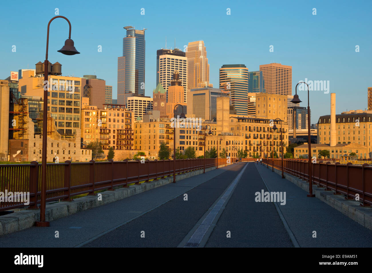 STONE ARCH BRIDGE MISSISSIPPI RIVER MINNEAPOLIS MINNESOTA USA Stock ...